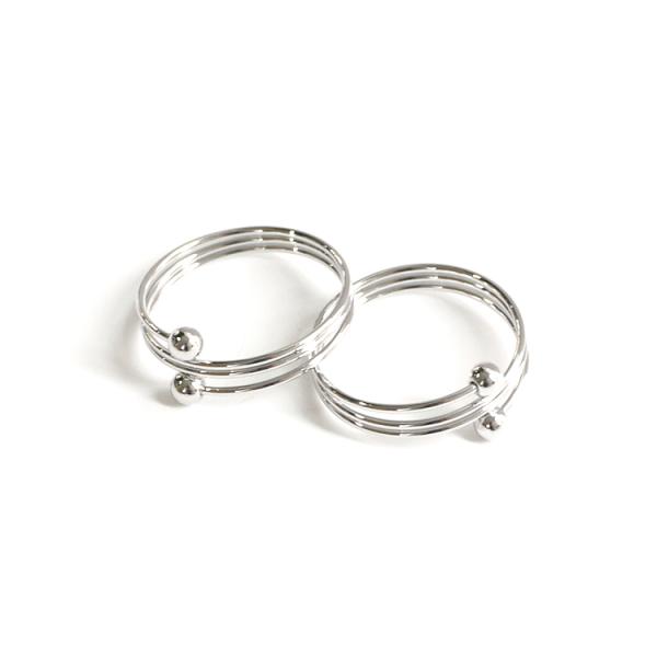 【ニッケルフリーリング、指輪】線径約1mmの華奢な真鍮ワイヤの三連オープンリング、指輪製作のシルバー金具、パーツです。真鍮ワイヤーはサイズの微調整やデザインの為に内側に曲げても（ボールを交差させる事）壊れる心配はありません。お肌に優しく、指...