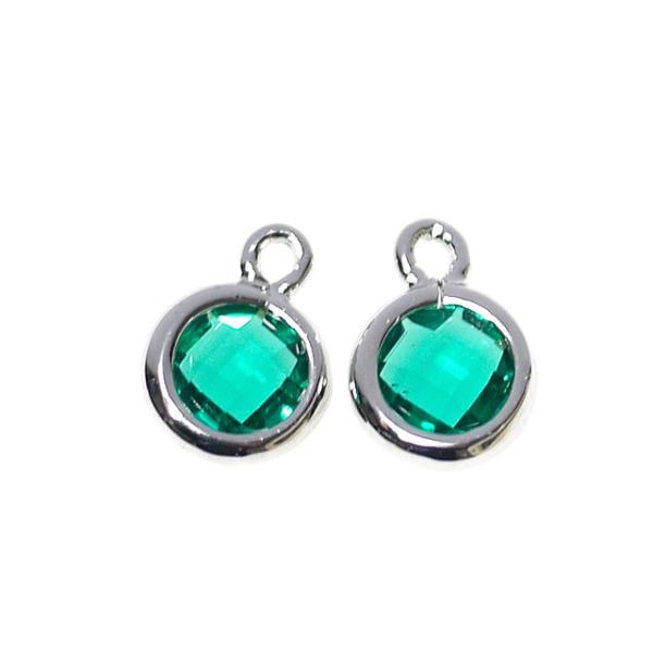 【シンプル！＆プチサイズのガラスチャーム】シンプルな円形の淵に囲まれたエメラルドカラーガラスGlassシルバーチャーム、ペンダントです。上部のカン（内径：約1.0mm）にピアスフック、紐、チェーンなどを通してお使いいただけます。*類似品やコ...