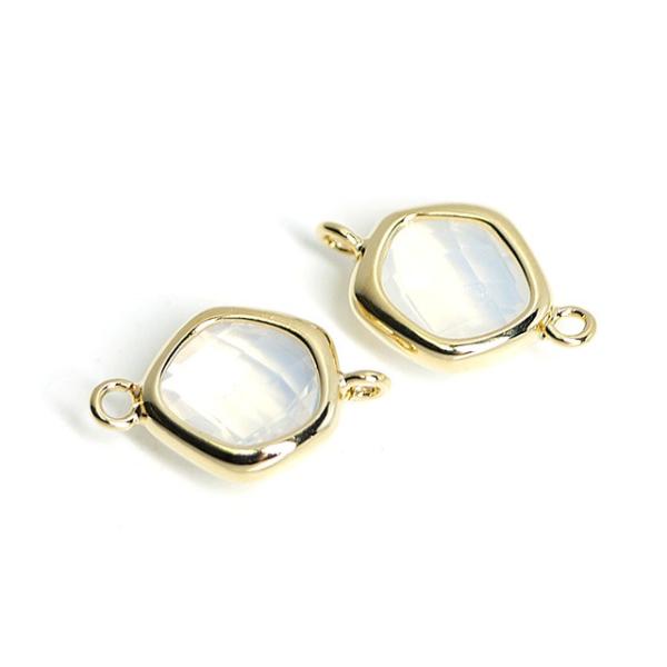 〜 手作り感ある淵のガラスコネクター、チャーム 〜手作り感ある歪みプチサイズのホワイトオパールカラーゴールドコネクター（両カン）、チャームのパーツです。本体についている両カンは開閉式です。（ハンドメイド工具をご使用いただければ丸カンを使わず...