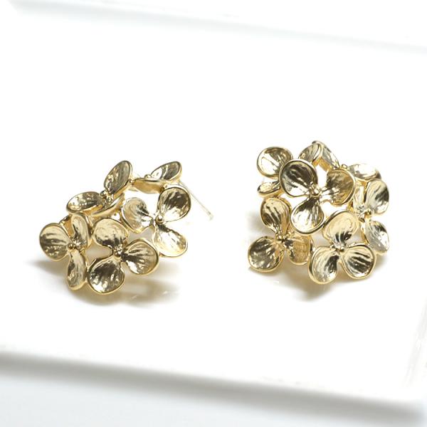 【シルバー925芯のニッケルフリーピアス】大ぶりなボリュー感！紫陽花モチーフのマットゴールド、シルバー925芯ピアス、ピアス製作のパーツです。ピアスキャッチ装飾と合わせてご使用いただけます。（ピアスキャッチは含まれておりません。）ポスト部分...
