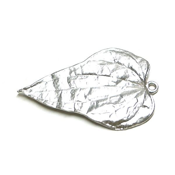 大振り！迫力あるリアルで繊細なリーフモチーフのマッドシルバーチャーム、パーツです。本体の上部にあるカンに紐やチェーン、ピアスフックなどを通してお使いいただけます。*類似品やコピー品で材質が異なるパーツにはご注意ください。 当店のパーツとは全...