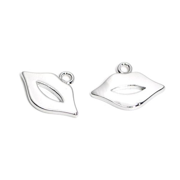 シンプルなLoose Lipsルーズ?唇モチーフの光沢シルバーチャーム、パーツです。上部には紐やチェーン、ピアスフックなどをつけられるカンがついております。*類似品やコピー品で材質が異なるパーツにはご注意ください。 当店のパーツとは全く異な...