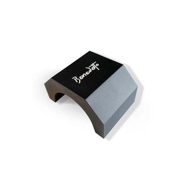 ※ストレスのない研磨作業※80番の3M Stikit Gold研磨材（紙ヤスリなど）を内側に貼り付けるだけで、サンディングブロックが工具の跡を素早く取り除き、均一で安定した圧力を提供します。その重量と適切な半径設計により、工具自体が作業をサ...