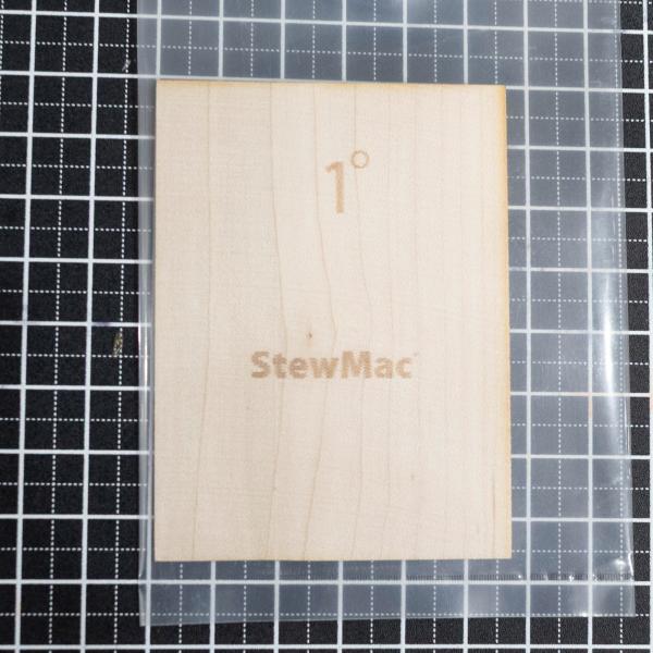 ギターのネック仕込み角度するための、高品質なネックシム（ブランクタイプ）です。StewMacのネックシムは、ボルトオンネックのエレキギターにおいて、ネックポケットに挟み込むことでネックの仕込み角を微調整し、弦高やサドル高の最適化、演奏性の向...