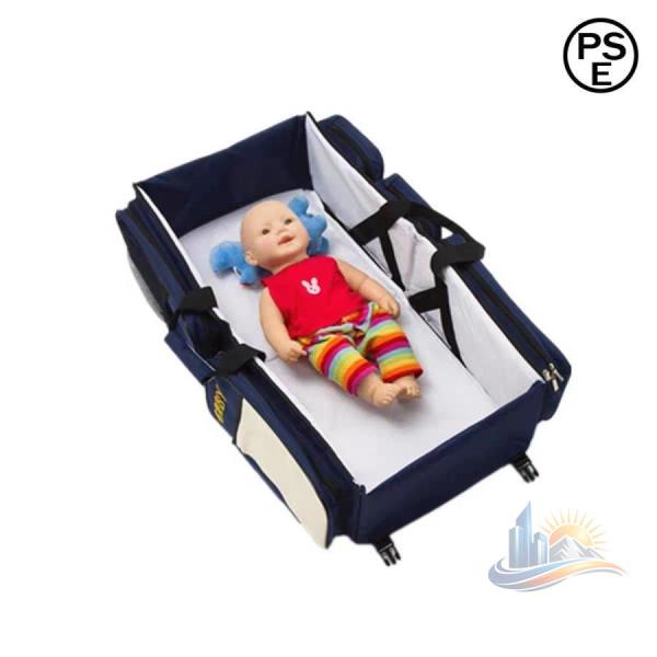 【製品情報】上質なオックスフォード生地・オープンサイズ：74cmx35cmx18cm・折りたたみサイズ：36cmx15cmx37cm・重さ：約1kg・対象年齢：0歳から12ヶ月齢の赤ちゃん【大容量】サイドに5つポケット付き、おむつや哺乳瓶、...