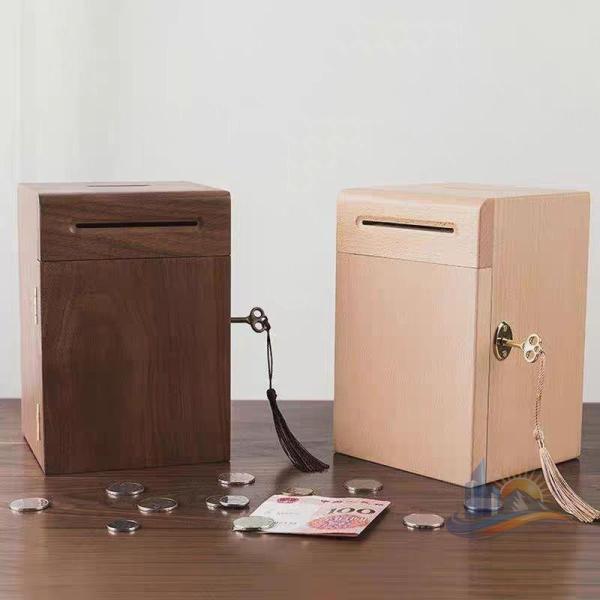 ? 貯金箱の素材：天然木を使用した貯金箱 自然な風合いの木製貯金箱です。 インテリアに。? 貯金箱としてはもちろん、小物やアクセサリーの収納にもお使い頂けます。重厚かつ丈夫な木材を使用しているため、耐久性に優れ、長くご愛用いただけます。? ...