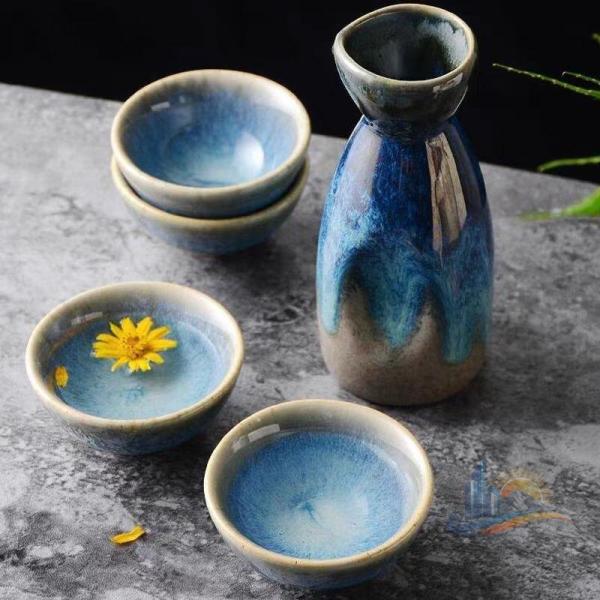 ご自宅で飲むお酒をさらに美味しく頂くおすすめの逸品!浴室や縁側でお酒をさらにたのしむことができます☆徳利とおちょこで自宅にいながら極楽気分を味わえます。喧噪の中で生活の静けさに戻るセット内容：徳利*1+おちょこ*4▽商品の仕様●サイズ(約)...