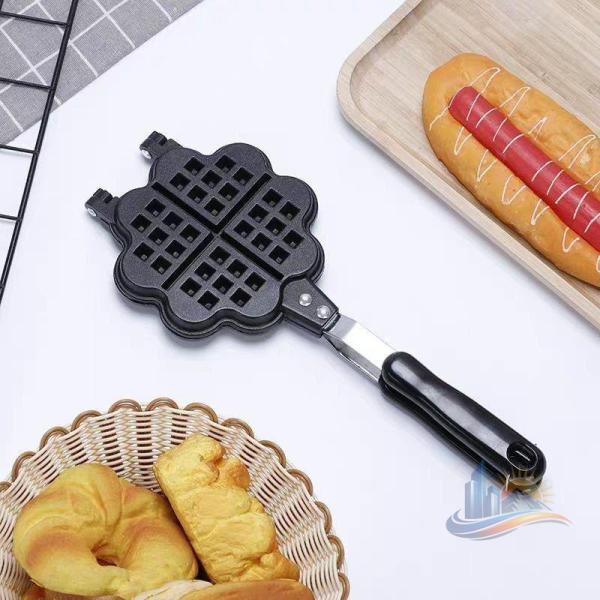 ※クローバー型のワッフルが焼けるプレートです。4つに切り分ければハート型のワッフルになります。※裏は焦げやこびりつきにくいフッ素樹脂加工でお手入れも簡単です。※おやつやパーティー、朝食やブランチ等、いろいろなシーンで大活躍。材質本体：アルミ...