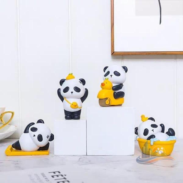 かわいい自転車に乗ったパンダの置き物！ケーキトッパーとして華やかなパーティーを演出！インテリアやガーデニングのアクセサリーとしても活用可能！玄関やリビングなどのインテリアに最適です。パンダ好きの方へのプレゼントにもおすすめ！ユニークで笑顔に...