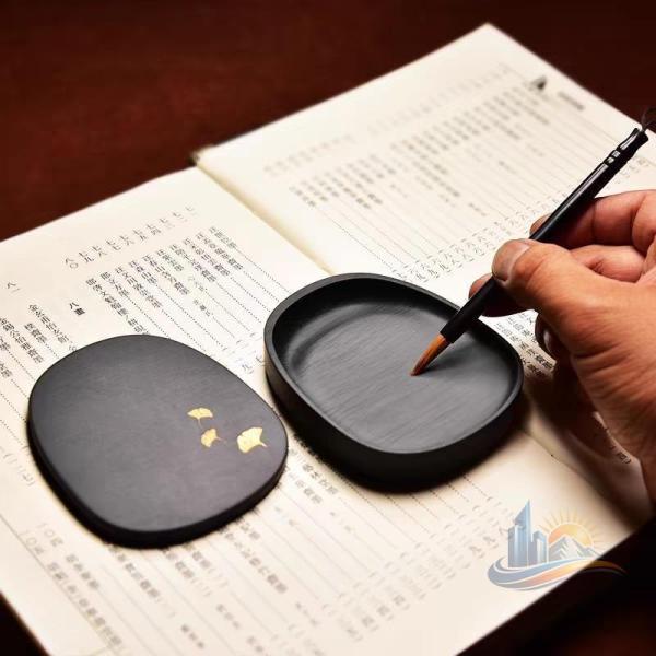 1.種類：歙州硯2.水を濡らさず、寒さで凍らず、良質の石硯は多くの書道名者から賞賛されています。実用的かつ経済的、書道愛好家への完璧な贈り物としては人気があります。3.使用用途：日常書道・半紙用 小学生の書道バッグに入るサイズ。天然の石のた...