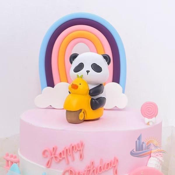 かわいい自転車に乗ったパンダの置き物！ケーキトッパーとして華やかなパーティーを演出！インテリアやガーデニングのアクセサリーとしても活用可能！玄関やリビングなどのインテリアに最適です。パンダ好きの方へのプレゼントにもおすすめ！ユニークで笑顔に...