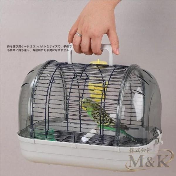 鳥用キャリー グレー ブラウン ブルー◆ロック付き大型扉出し入れや掃除をする際に、使い勝手のいい大きな正面扉。ロック付きなので、小鳥が扉から逃げ出すこともありません。◆通気性抜群ケージの中心部は金網になっているため、通気性がよくケージ内の空...