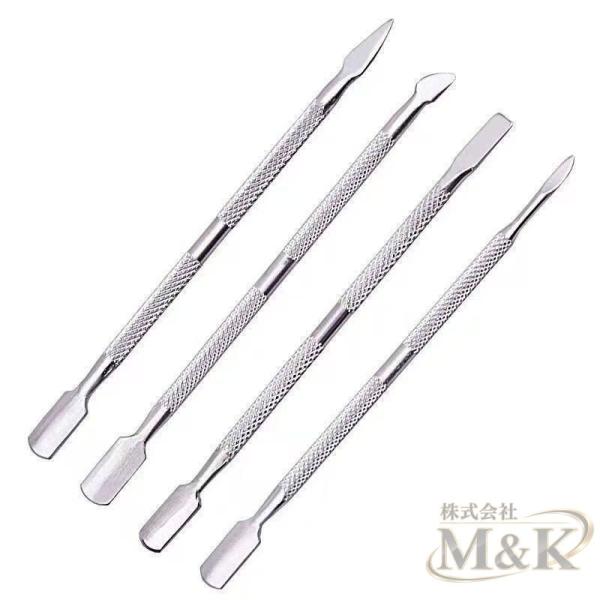 【特徴】甘皮ケアやジェルのオフの必需品！薄くて軽いキューティクルプッシャー♪鋭利側は浅めのカーブタイプで甘皮を押し上げやすい！※とても鋭利な為、扱いにはご注意ください。プッシャー側ではルースキューティクルを掻き出して綺麗にできます◎手に馴染...