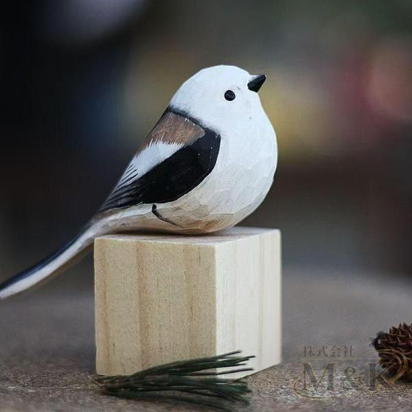 ●仕様：木彫り鳥型のオーナメント、●素材：しなのき。●プロセス：手彫り、研削と表面が着色する。●スタイル（含まれるもの）：エナガ、4*4*4cm松木ベース一つ付き。●サイズ：高さ約4cm、幅4cm、長さ11cm。●デザイン：(1)鳥の形に合...