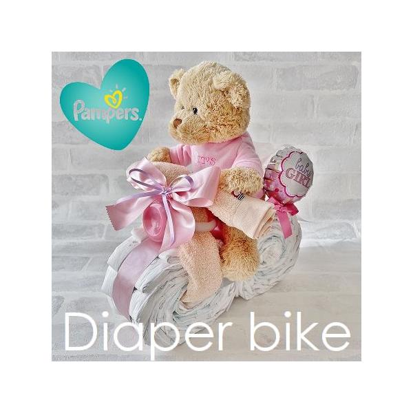 出産祝いに大人気の今治タオルと、重宝するぷちストローボトルを使用してバイク形のおむつケーキに仕上げました☆有名ブランド「GUND」のふわふわベアが乗っています♪★選べるプレミアムおむつ！・1ランク上のプレミアム　パンパース「はじめての肌への...