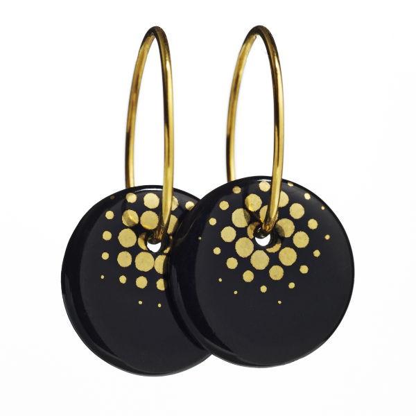 【カラー】ゴールド／ブラック【サイズ】直径：約15mm【材　質】磁器　ステアリングシルバー925 18Kメッキ 【生産国】デンマーク【ブランド】Scherning/シェアニング■ギフトボックスに入れてお届け致します。（ファッション >...