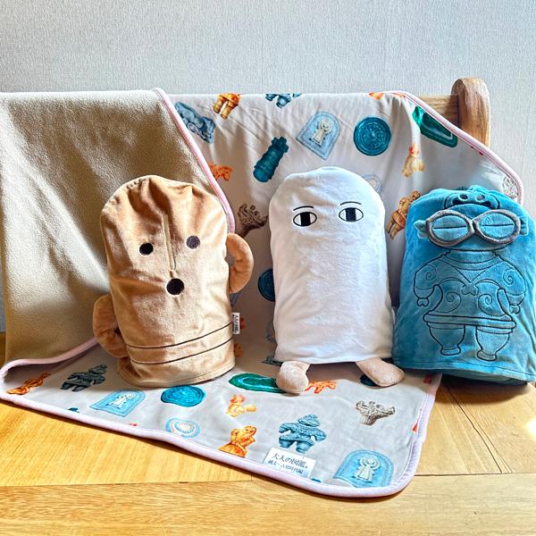 図鑑風デザインがプリントされたブランケット。カバーに収納するとミニクッションとしても使用できます。『古代エジプト編』「メジェド」「死者の書」に登場する謎の神。目から光を放ち敵を倒すという。『縄文-古墳時代編』「遮光器土偶」目にあたる部分がイ...