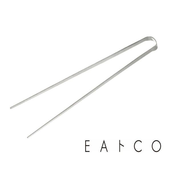 トングのようにしっかりとつかめる菜箸です。ステンレス製なので揚げ物や焼き物に使っても大丈夫。先が自然にそろうので、繊細な盛り付けも楽にできます。持ち手の端は器のフチ等からすべり落ちにくい形状です。●サイズ：幅約16mm×全長約250mm●材...