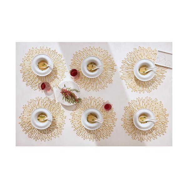 chilewich Bloom材　質：ポリ塩化ビニル100％サイズ：約386 × 398mm※素材と製法上、全辺±0.7cmまでは寸法差が生じます。ご使用後は水またはぬるま湯で洗浄し、柔らかい布でふき取りください<br>鍋敷きと...