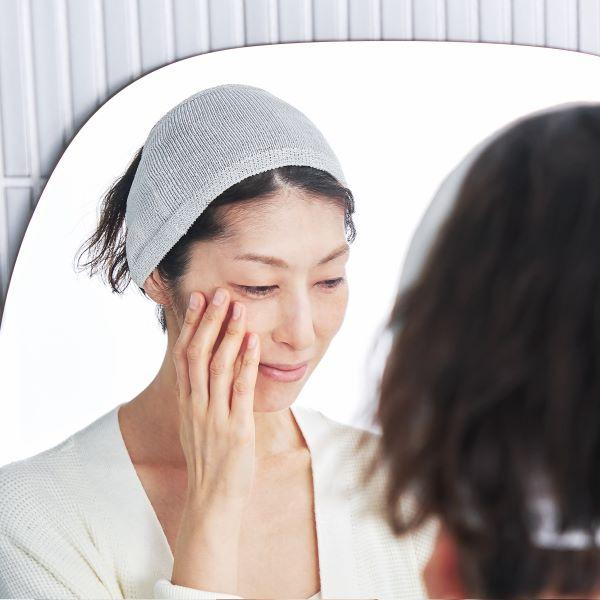 髪や肌に負担をかけずにやさしく固定できるヘアバンド。濡れても乾きやすく、清潔にお使いいただけます。ナイトキャップやネックウォーマーとしてもおすすめです。生糸は、群馬県の養蚕農家が育てたオリジナル蚕品種「ぐんま200」を使用。ホルマリンや防腐...