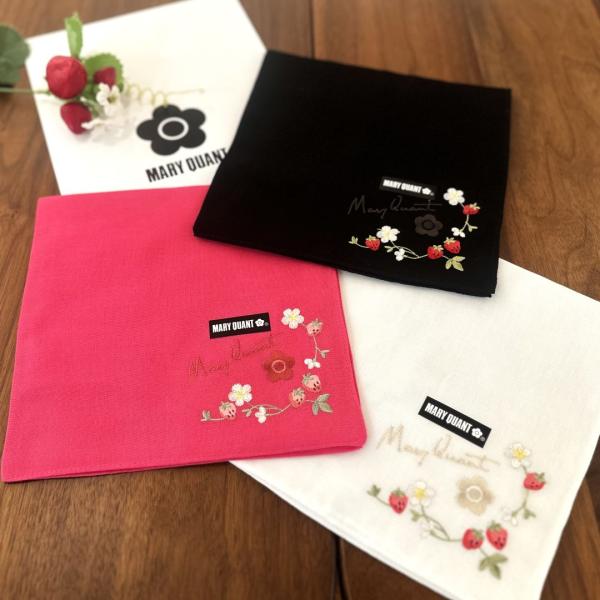 MARY QUANT HANDKERCHIEF1950年代のロンドンに生まれたファッション＆コスメのブランドです。可憐なイチゴが刺繍されたガーゼハンカチ。柔らかな風合いでギフトにも最適です。肌触りの良い柔らかな風合いが特徴のガーゼハンカチ。...