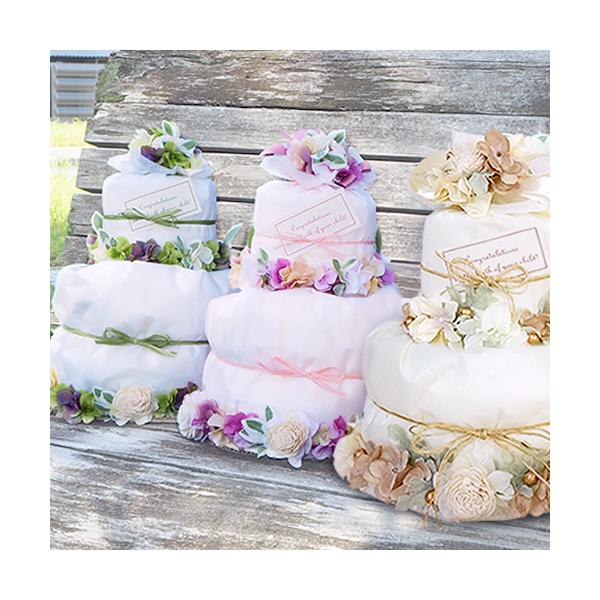 ナチュラルなテイスト好きなママへの贈りものにおすすめ♪サイズおむつケーキ：約W24cm×H35cm◆商品内容□おむつ23枚□ソーラーローズブローチ×１□アジサイフラワークラウン×１□ソーラーローズフラワークラウン×１※季節により花の種類、色...