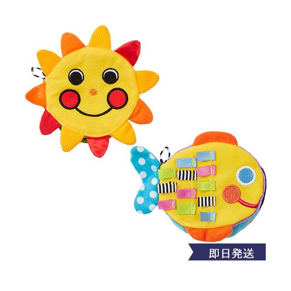 Sassy　かしゃかしゃぬのえほん◆サイズ【おひさま】W150×D25×H145mm【おさかな】W135×D20×H105mm◆素材：ポリエステル、PET◆その他※営業日13時までのご注文で名入れ無しで即日発送。※沖縄・離島・一部地域は追加...