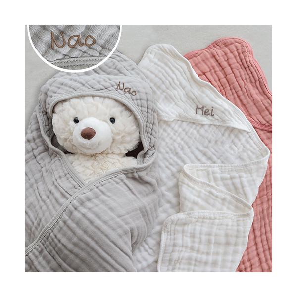 【出産祝い おくるみ】ガーゼおくるみ フード付きバスタオルさらっとふけて心地いいガーゼフード付きバスタオル◆SPECサイズ：約730×800mm（フード部分を除く）素材：綿 100%、刺繍部分:ポリエステル100%ブラウンの刺繍糸でお名前刺...