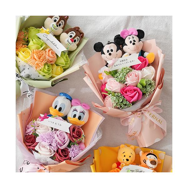 ◆商品名／ディズニーニコぬい  ソープフラワーブーケぴたっと寄り添うディズニーペア可愛さとお花を一緒に贈るギフト◆サイズ／ブーケ：約W190×D100×H270mmキーホルダー：約W135×D60×H170mmバッグ：約W240×D110×...