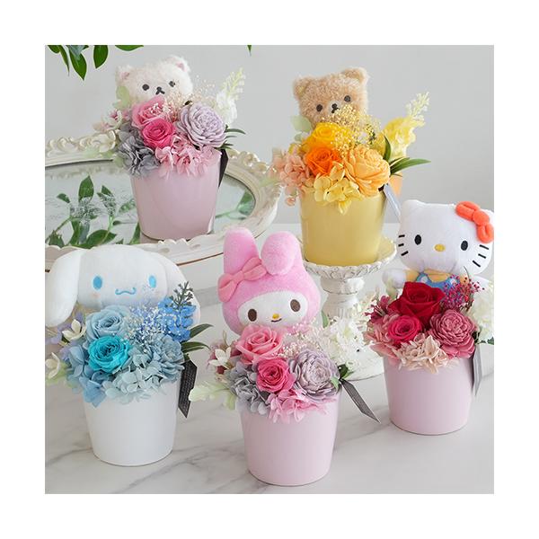 ◆商品名プリザーブドフラワー ぬいぐるみ付き カレンポット ◆主な商品・材料プリザーブドフラワー、花器　マスコット　ほか※お花・レース・ピックなど使用材料の種類が若干変更になる場合がございます。◆サイズ（クリアケース）：W120×D120×...