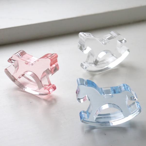 Lumiere Hochet アクリル木馬ラトル (日本製)◆商品内容アクリル積み木◆サイズ積み木サイズ／約65×55mm対象年齢／５歳〜生産／日本◆刻印オプション有償でお名前や生年月日を刻印することができます。刻印する内容を9文字以内・英...