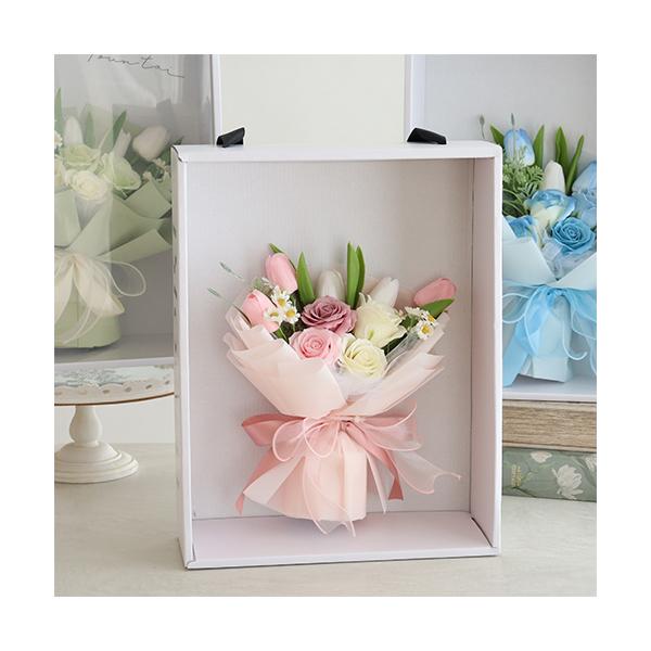 ◆商品名ボックスバッグソープフラワーブーケ◆サイズ本体：約W220×D130×H285mm紙バッグ：約W310×D115×H400(持ち手込み710)mm※リボン、お花や葉っぱの種類が若干変更になる場合がございます。※のしは別添えになります...