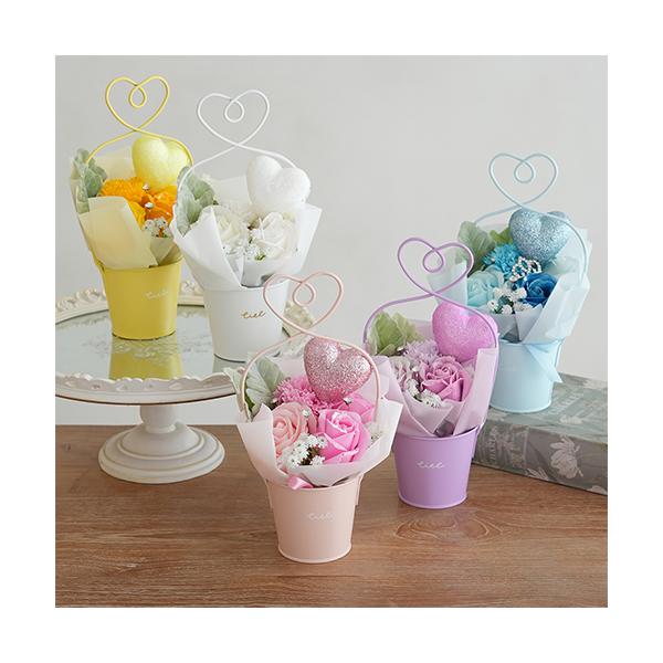 ◆商品名／ソープフラワーハートブリキポット色で想いを届けるハートフラワーギフト◆サイズ／約W120×D115×H240mm◆主な商品・材料／ソープフラワー・ポリプロピレン・ブリキ・ワイヤー・発泡スチロール・紙・竹 ほか※フラワーにはプラスチ...