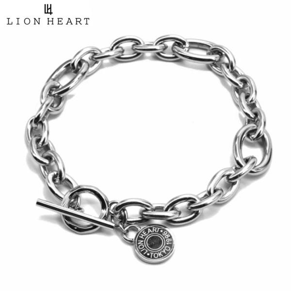 ●「ライオンハート」とは勇敢な心の意。“強さ”と“美しさ”を兼ね備えた、 メンズ、レディースのカテゴリーにとらわれない アクセサリーブランド。●サイズ違いのパーツを挟み込んだブレスレット。留め具のマンテルには岩肌のようなニュアンスが施されて...