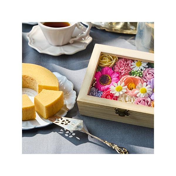 ウッドフラワーボックス＋バウムクーヘンセット【母の日お届け】■お届けのご案内お届け予定日：2026年05月06日(水)―05月10日(日)早割申込締切：2026年04月21日(火)15時迄お届け内容：【造花】【ソープフラワー】【屋内向け】●...