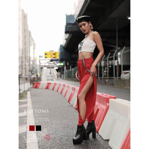 ◆Information◆☆サイドの大胆スリットでパンチを効かせたゆったりシルエットのロングスウェットパンツ。☆シンプルなワンカラーに珍しいサイドスリットが入ったパンツはセクシーに生足を出したりレギンスを合わせたり様々なコーディネートを楽し...