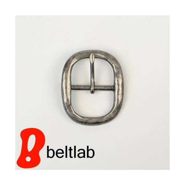 40mm幅のベルトに使える、シルバーカラーのバックル。お手持ちのベルトのバックルと交換できる、バックル単体での販売です。スペック・適応:ベルト幅40mm・種類 :ギャリソンバックル・素材:亜鉛合金・サイズ:W 72mm × H 60mm・重...