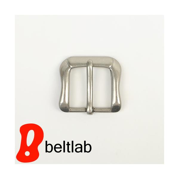 40mm幅のベルトに使える、シルバーカラーのバックル。お手持ちのベルトのバックルと交換できる、バックル単体での販売です。スペック・適応:ベルト幅40mm・種類 :ハーネスバックル・素材:亜鉛合金・サイズ:W 58mm × H 61mm・重量...