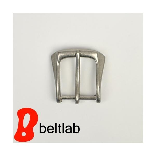 40mm幅のベルトに使える、シルバーカラーのバックル。お手持ちのベルトのバックルと交換できる、バックル単体での販売です。スペック・適応:ベルト幅40mm・種類 :ハーネスバックル・素材:亜鉛合金・サイズ:W 61mm × H 62mm・重量...