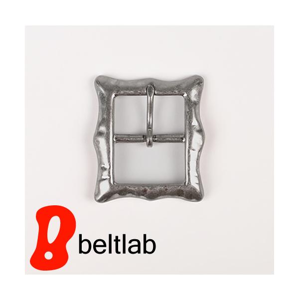40mm幅のベルトに使える、シルバーカラーのバックル。お手持ちのベルトのバックルと交換できる、バックル単体での販売です。スペック・適応:ベルト幅40mm・種類:ギャリソンバックル・素材:亜鉛合金・サイズ：W:65mm × H:73mm・重量...