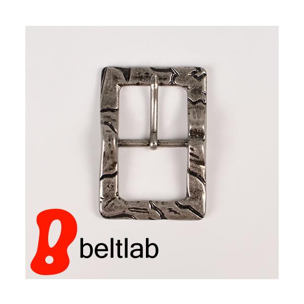 35mm幅のベルトに使える、シルバーカラーのバックル。お手持ちのベルトのバックルと交換できる、バックル単体での販売です。スペック・適応:ベルト幅35mm・種類:ギャリソンバックル・素材:亜鉛合金・サイズ：W:53mm × H:78mm・重量...