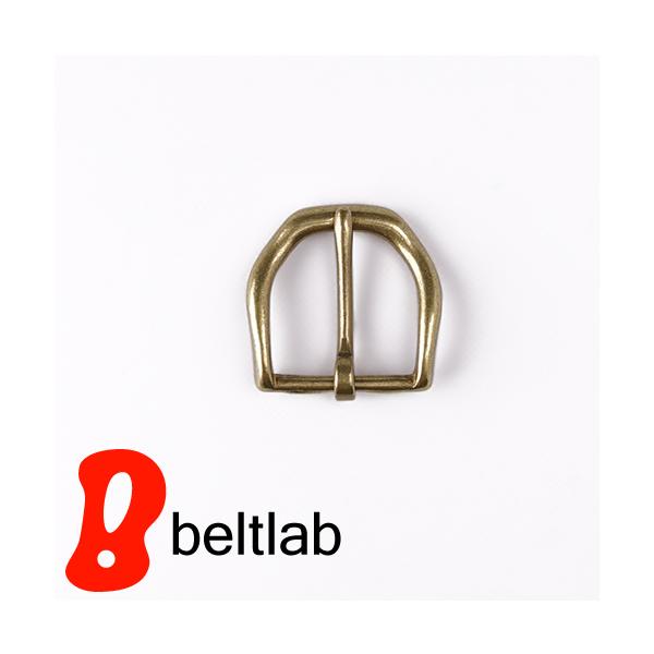 30mm幅のベルトに使える、ゴールドカラーのバックル。お手持ちのベルトのバックルと交換できる、バックル単体での販売です。スペック・適応:ベルト幅30mm・種類:ハーネスバックル・素材:真鍮・サイズ:W 40mm × H 41mm・重量:約3...