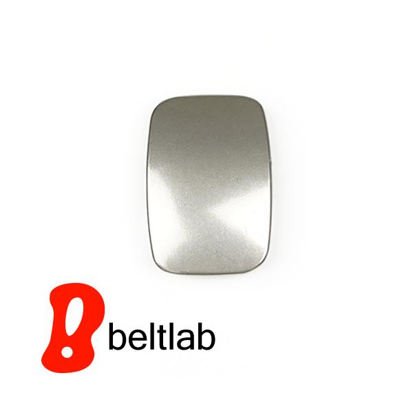 40mm幅のベルトに使える、シルバーカラーのバックル。お手持ちのベルトのバックルと交換できる、バックル単体での販売です。スペック・適応:ベルト幅40mm・種類:トップバックル・素材:亜鉛合金・サイズ:W 75mm × H 50mm・重量:約...