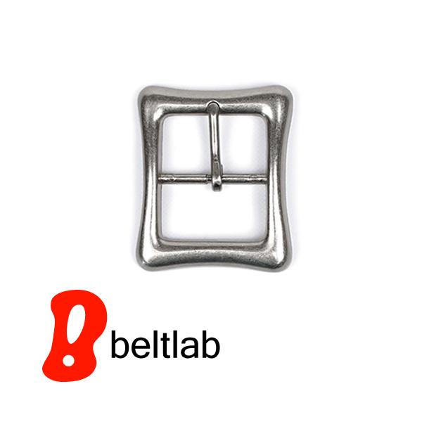 40mm幅のベルトに使える、シルバーカラーのバックル。お手持ちのベルトのバックルと交換できる、バックル単体での販売です。スペック・適応:ベルト幅40mm・種類:ギャリソンバックル・素材:亜鉛合金・サイズ:W 70mm × H 60mm・重量...