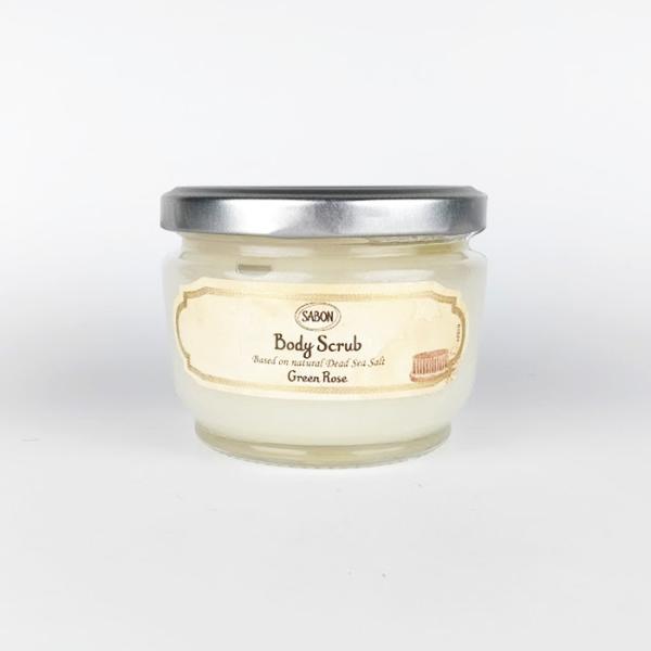 滑らかなお肌へ導く1つ3役のボディスクラブ。死海の塩スクラブが古い角質を落とし、ミネラルと美容成分を角質層まで浸透。4種のボタニカルオイルがお肌を包み込みながら整え、なめらかで透きとおる肌へ。豊かな緑とみずみずしい花々のグリーン・ローズの香...