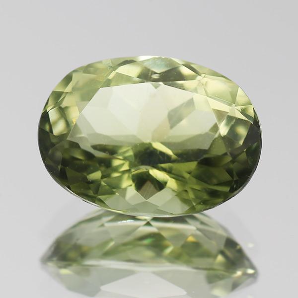 深緑のディープカラーなグリーントルマリン。強い色テリを持ち、澄んだグリーンを輝かせる姿が魅力的。光を受ける度に結晶全体で輝く姿は力強く艶やかな光沢感とともに明るいグリーンカラーが目に飛び込みます。程よいサイズ感の8mmサイズ、非常に上質な結...