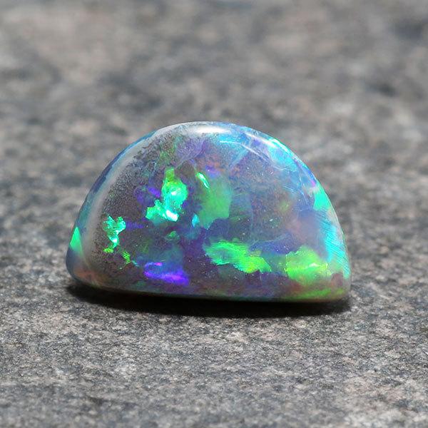 ブラックオパールは古来より≪幸運の守護石≫として珍重される宝石です。弾け飛ぶような鮮やかな遊色がオパール全体に 出現します。 ブルーやパープル、グリーン系のプレイオブカラーが特徴的です。ブラックオパール特有の鮮やかな遊色が最大の魅力。堂々た...