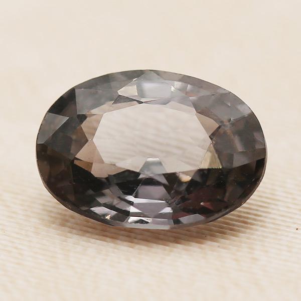 バイオレットな色彩も感じるグレースピネル繊細な煌めきが合わさり妖艶な雰囲気を彷彿とさせます。一見グレーは地味な印象を感じがちですが強い煌めきからスピネルのグレーはそのマイナスイメージを一切感じさせません。ニュアンス感たっぷりなシックな色合い...