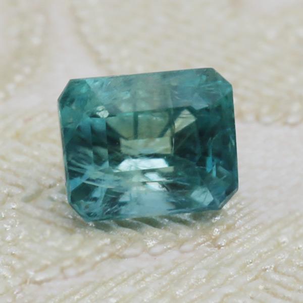 世界稀少石トップ10に名を連ねる超稀少石グランディディエライトぐっと引き込まれる濃く深く奥行が感じられる一石をご紹介。ほんのりグリーン味が足された絶妙すぎるグリーンブルーは深海そのものを彷彿とさせます。高品質なピースに湧き上がるような強い煌...