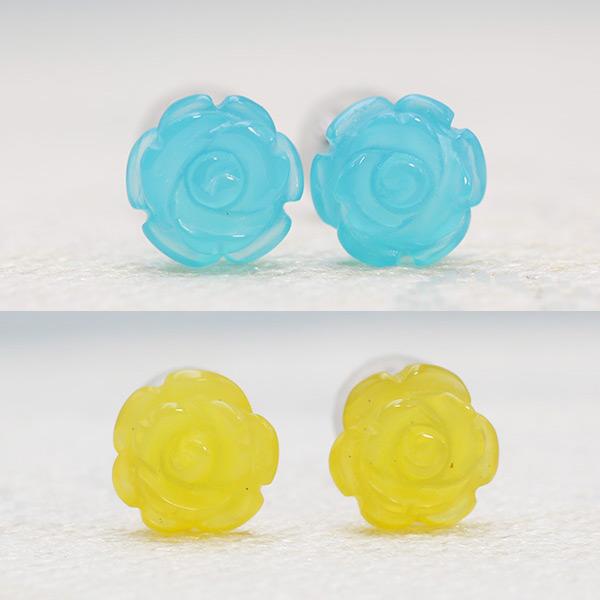 ちょっとしたお洒落に最適な薔薇のモチーフのピアスシリーズ。今回ご案内させていただくピアスは薔薇のモチーフの天然石ピアス。とっても軽いので着けていることをわすれてしまうかもしれません。石の種類は【シーブルーカルセドニー】【ヴァレンシアカルセド...